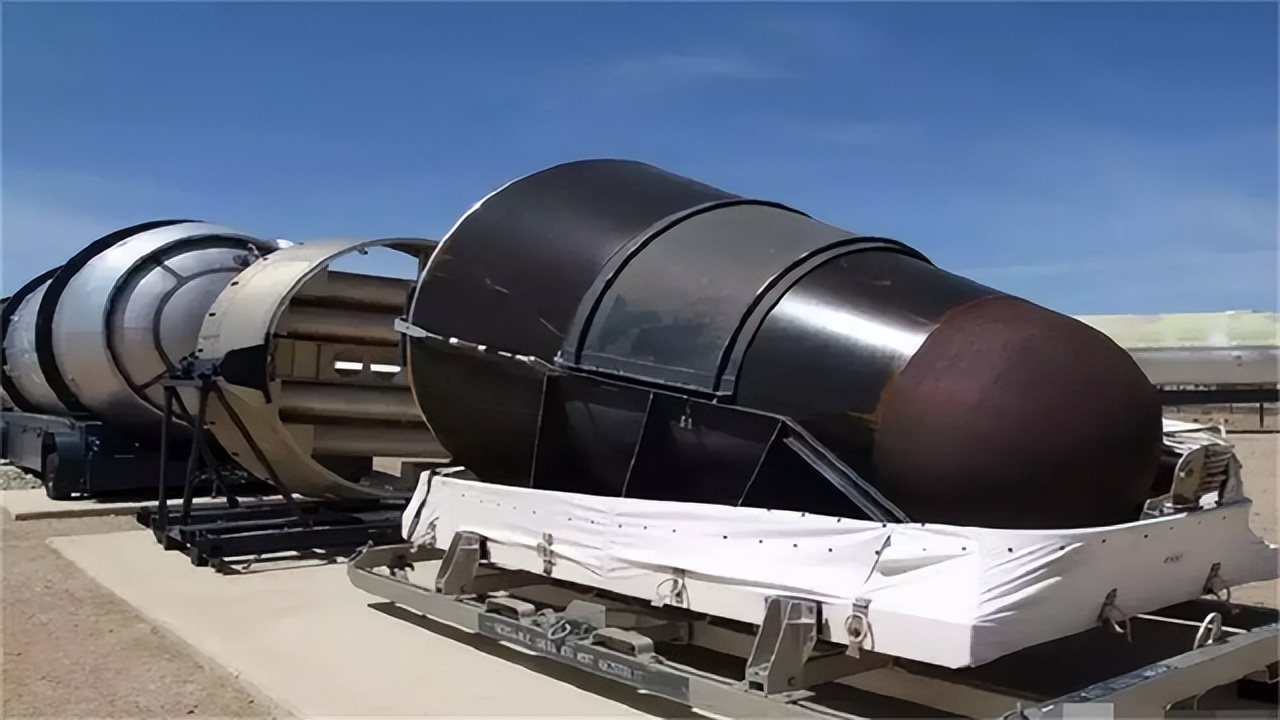 How does the US vs. Russia's nuclear arsenal size and deterrence ...