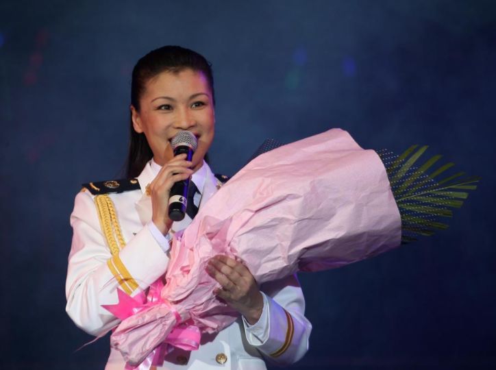 Singer Fan Linlin: Accompanying her deceased parents with two military ...