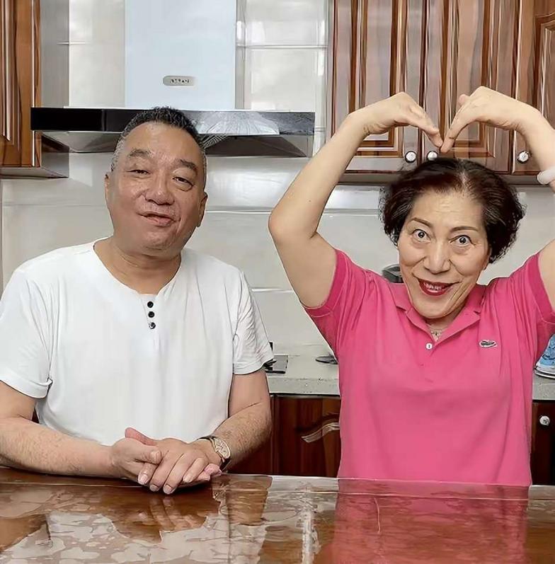 grief!Father Qiao visited Qiao Renliang's grave before the festival ...