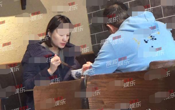 Li Yapeng accompanied his 19-year-old girlfriend to the hospital for a ...