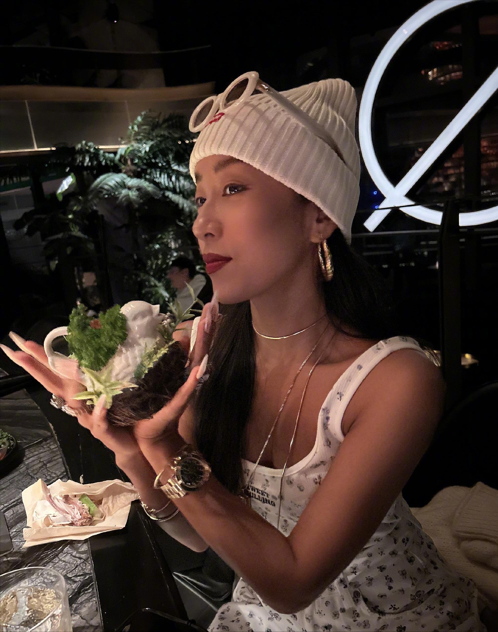 Suspected new relationship? Jike Junyi drank a bottle of water with a man and chatted intimately ...