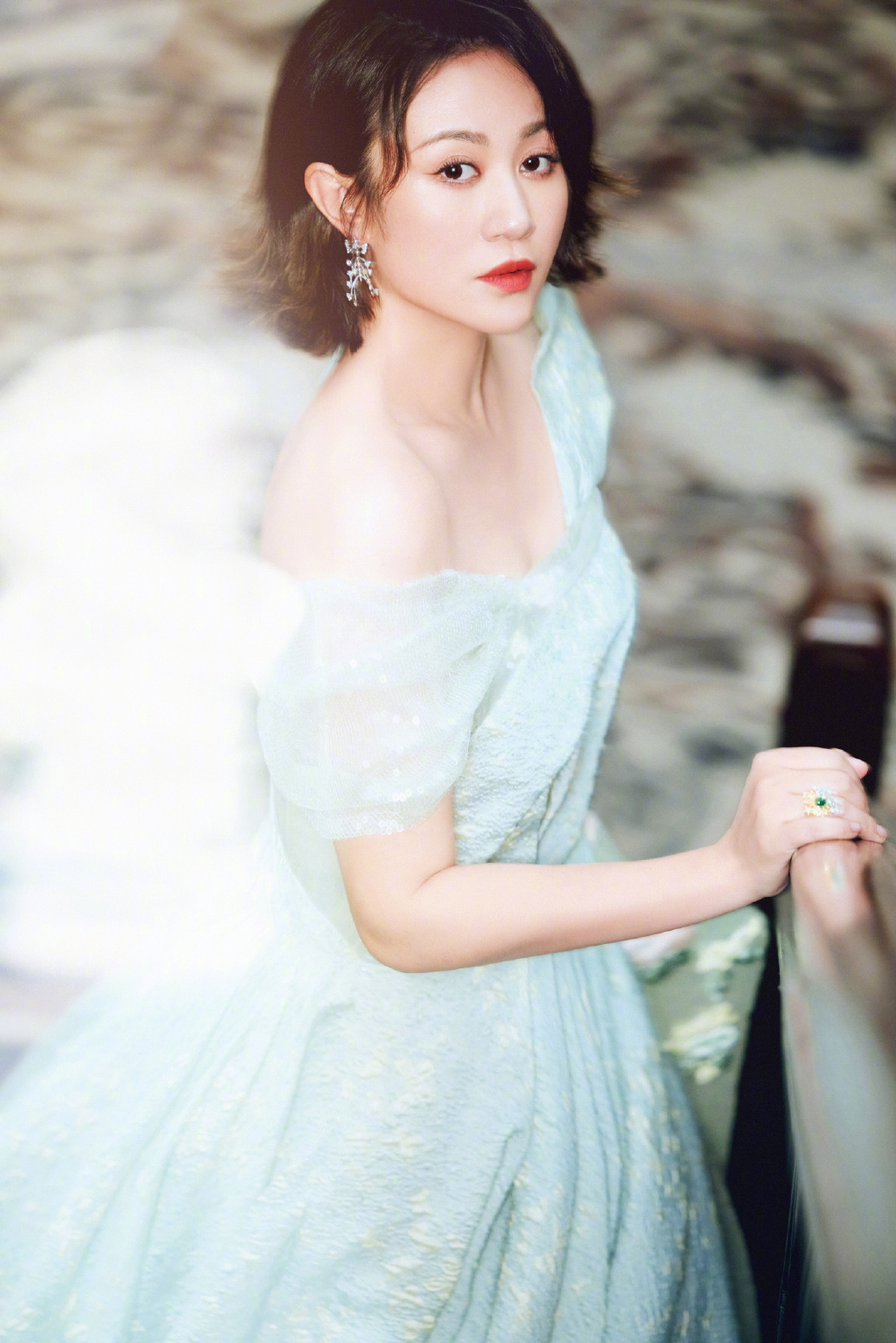 Ma Li took photos to celebrate her 41st birthday wearing a blue off-the ...