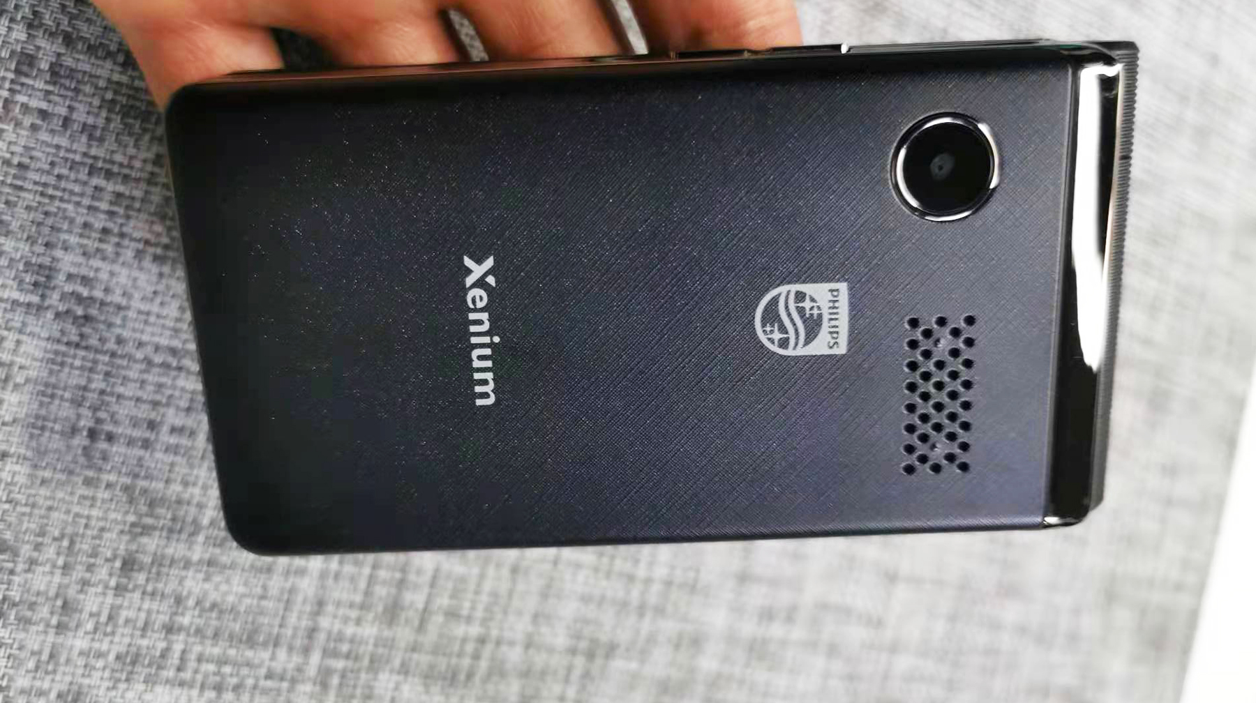 Clamshell shape full mirror screen design, this Philips feature phone ...