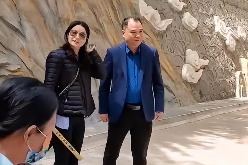 Guo Jingjing's mother and daughter Huashan tour, the youngest daughter ...