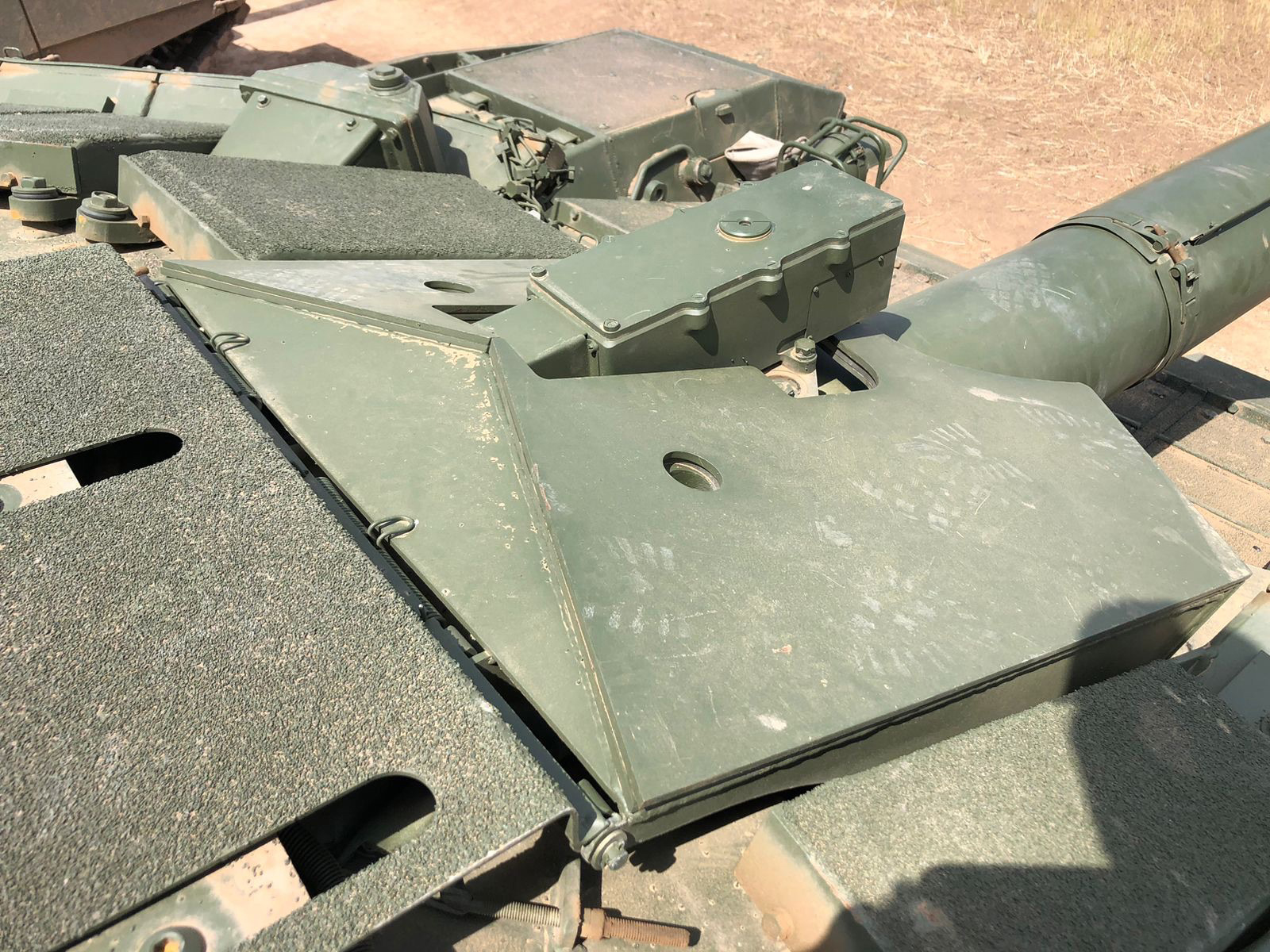 Watch the T-90M series tank external explosive reactive armor - iNEWS