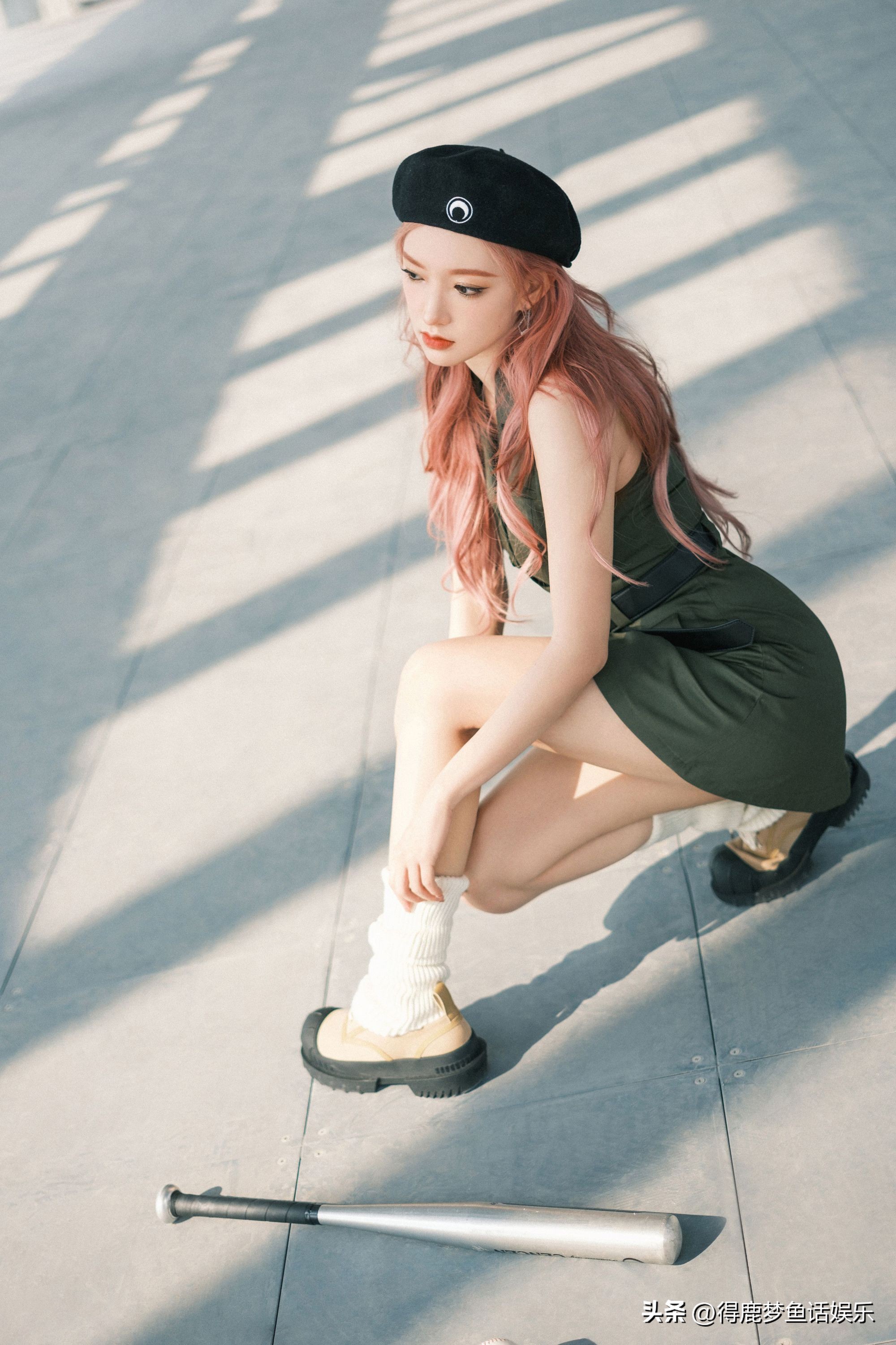 Cheng Xiao pink long-haired beret with green sundress! - iNEWS