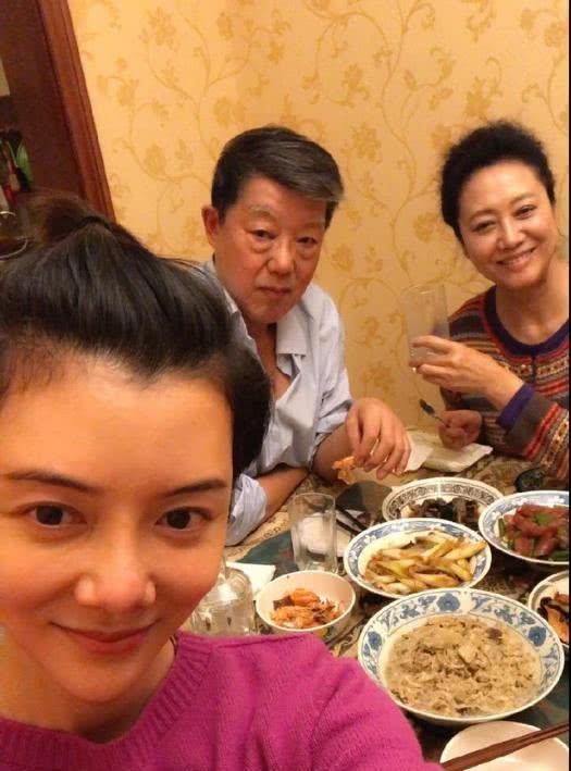 Che Xiao posted a family portrait! The 68-year-old father has white ...