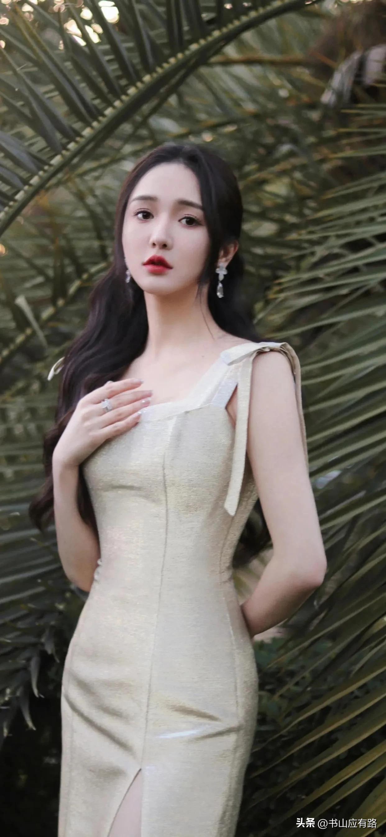 Jin Mengjia: Red Lips Suspender Dress - iMedia