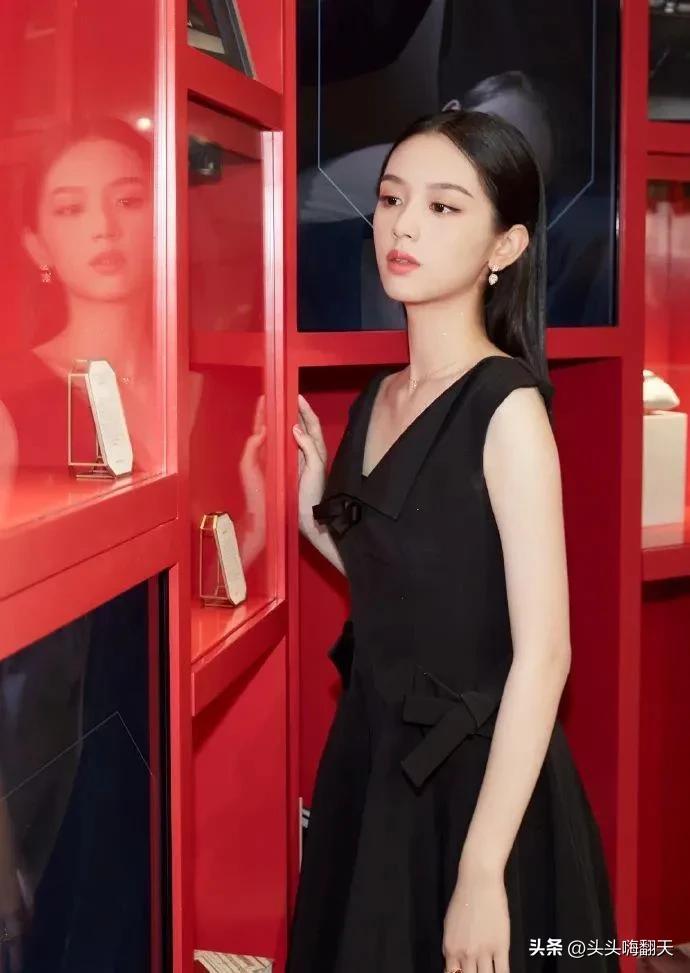 Zhou Ye's Weibo photo is so beautiful!Snow skin is delicate and ...