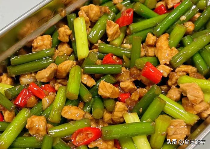 Stir-fried minced pork with garlic stalks that are burnt, tender and ...