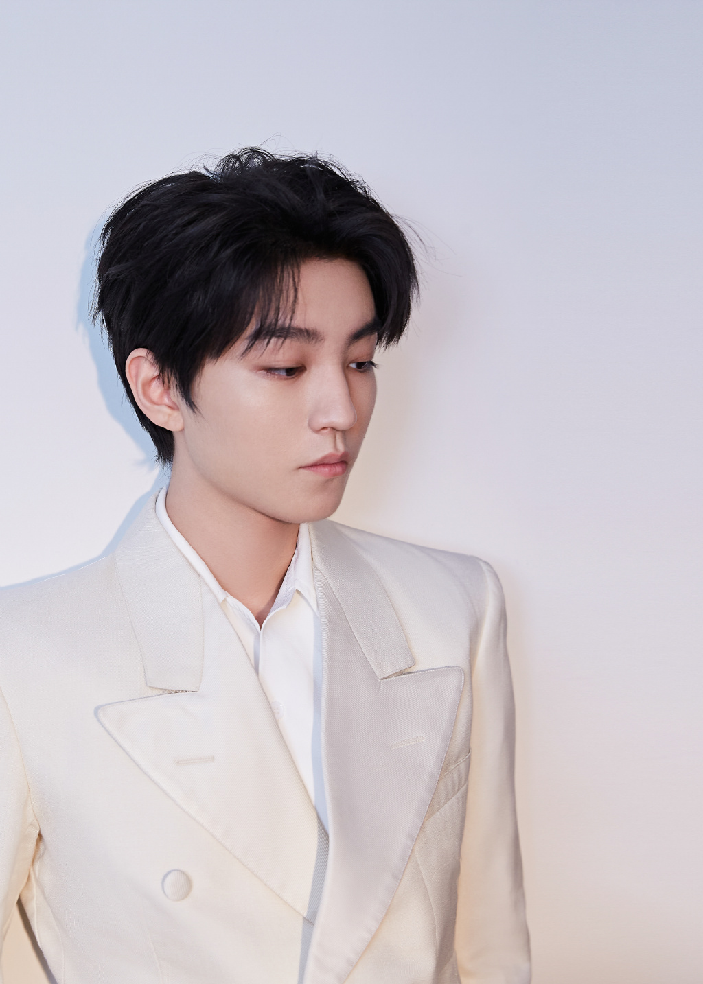 Wang Junkai's beige suit + gold frame glasses, showing the handsome ...