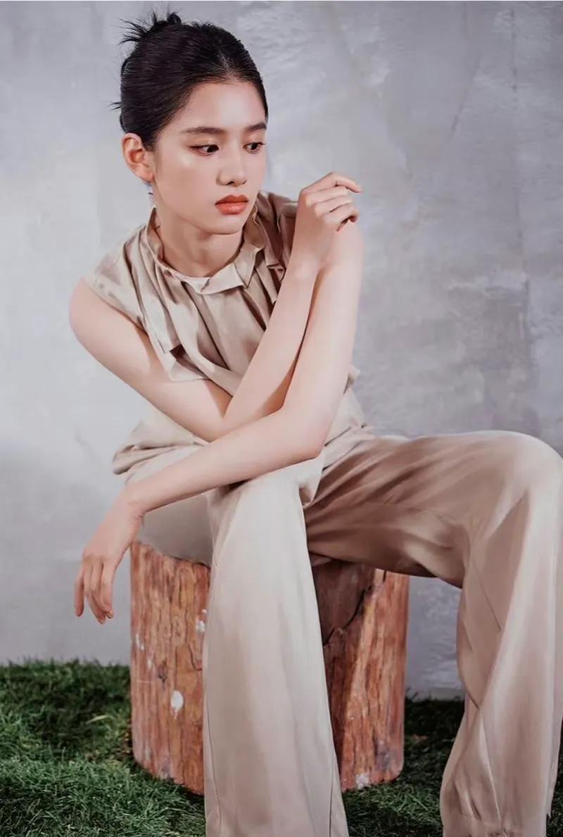 Zhang Jingyi's recent outfits - iNEWS