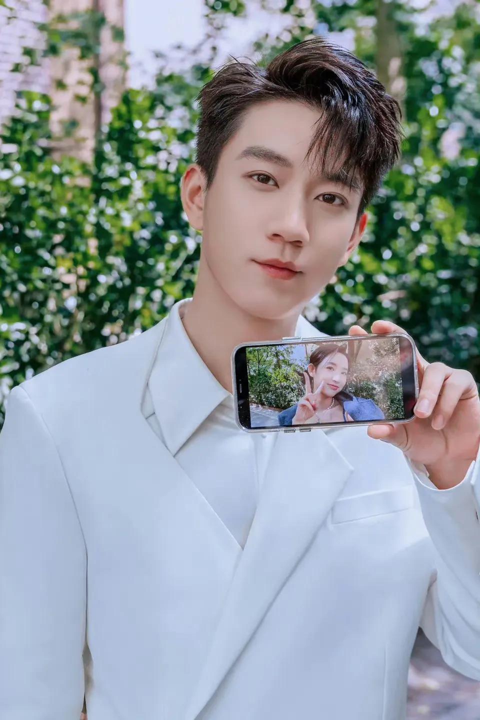 Wang Ziqi X Wang Yuwen·One flag and one wisdom CP still photo - iNEWS