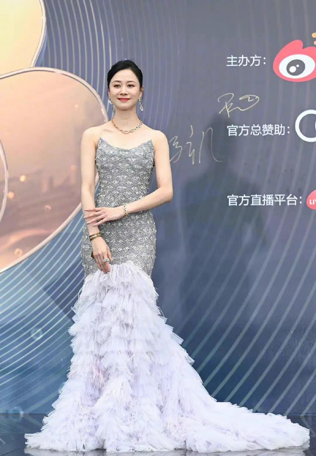 It's hard to describe the look of the actress on Weibo night: Ren Min ...