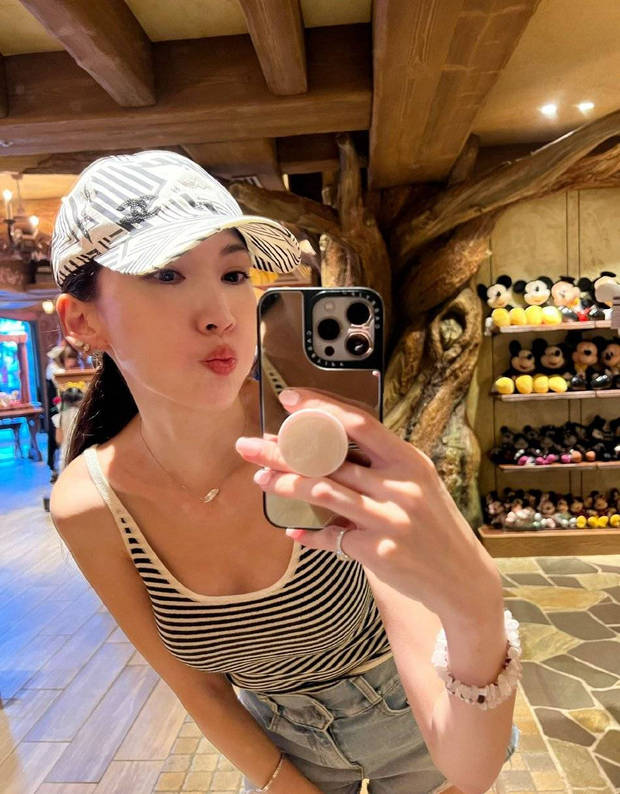 Lin Zhiying's wife took her children to Disneyland and Kimi showed his ...