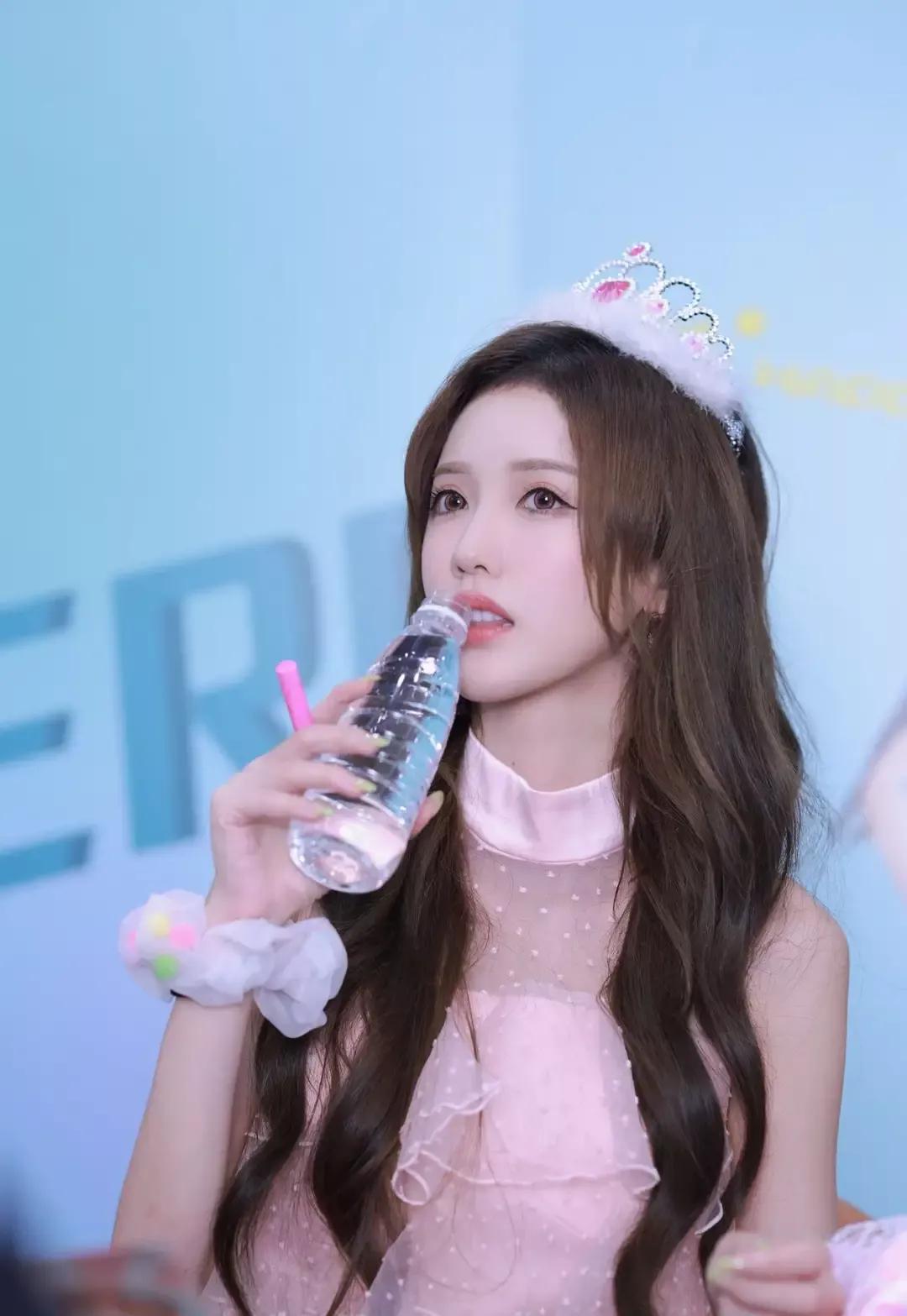 Cai Qinxin, like flowers and jade - iNEWS