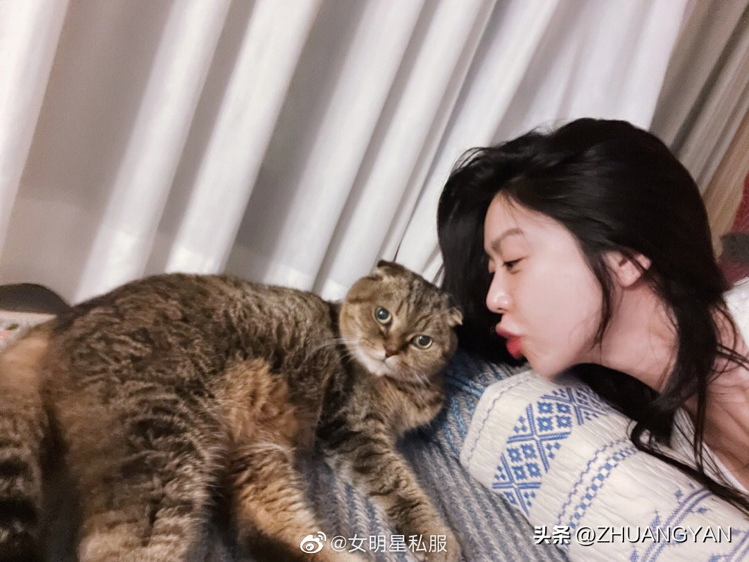 Xue Kaiqi's daily photos with cats and cats, her skin is fair and shiny, she can't tell that she ...