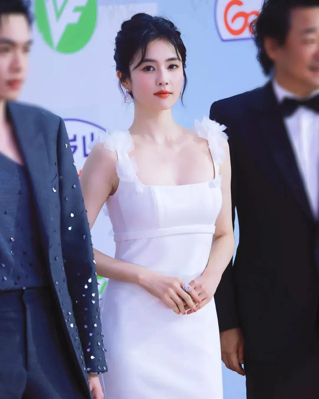 Bailu attended the Magnolia red carpet, wearing a white suspender dress ...
