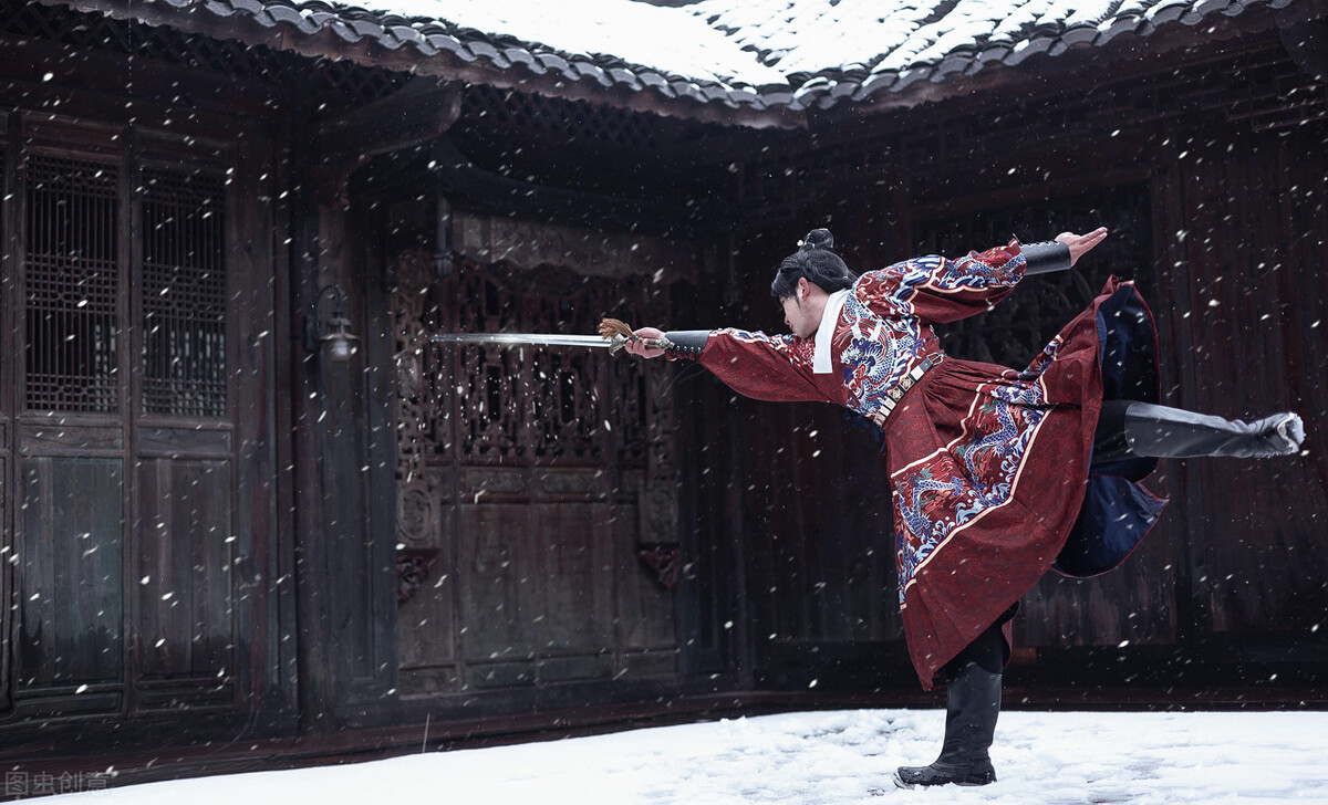 Qu Lingfeng, the "Swallow Song Three" in "Shooting the Condor", hides his suffering in the dust ...