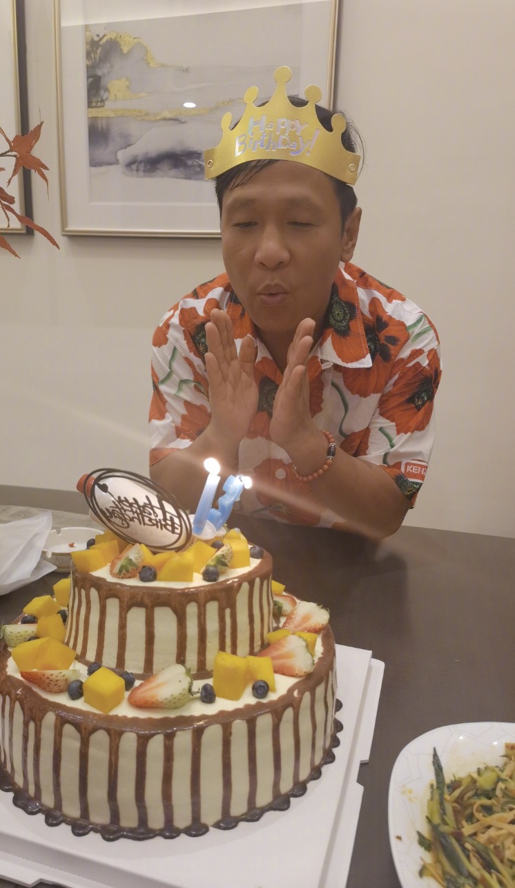 Song Xiaobao took photos of his 42nd birthday, blowing out candles, and ...