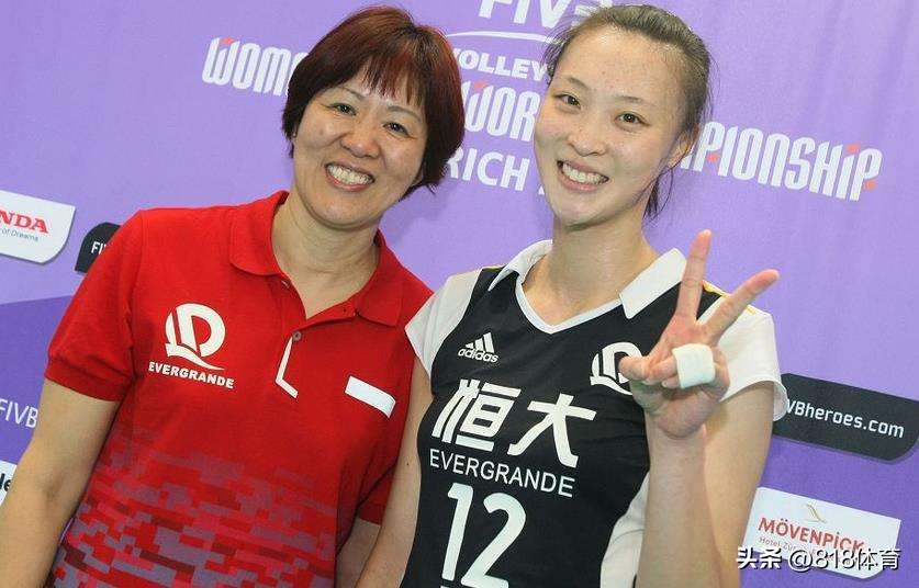 The 3 generations of the women's volleyball team are in the same hall ...