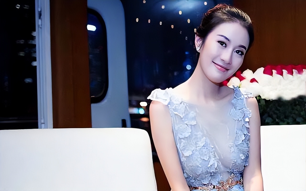 Well-known Hong Kong stars strongly invite Michelle Ye to return to Hong Kong to collaborate ...