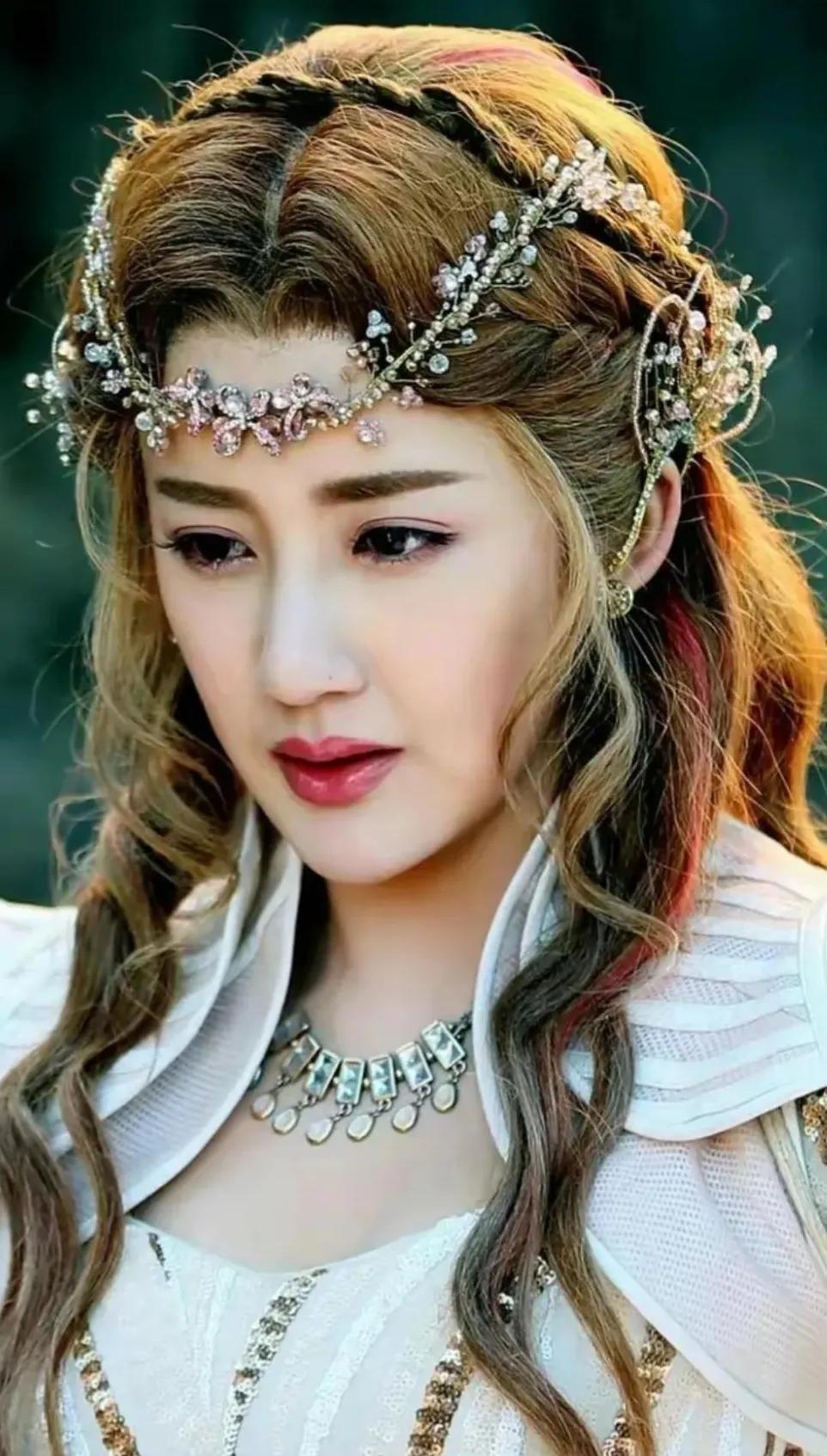 Chen Xinyu, elegant and generous, noble and glamorous, charming photo! - iNEWS