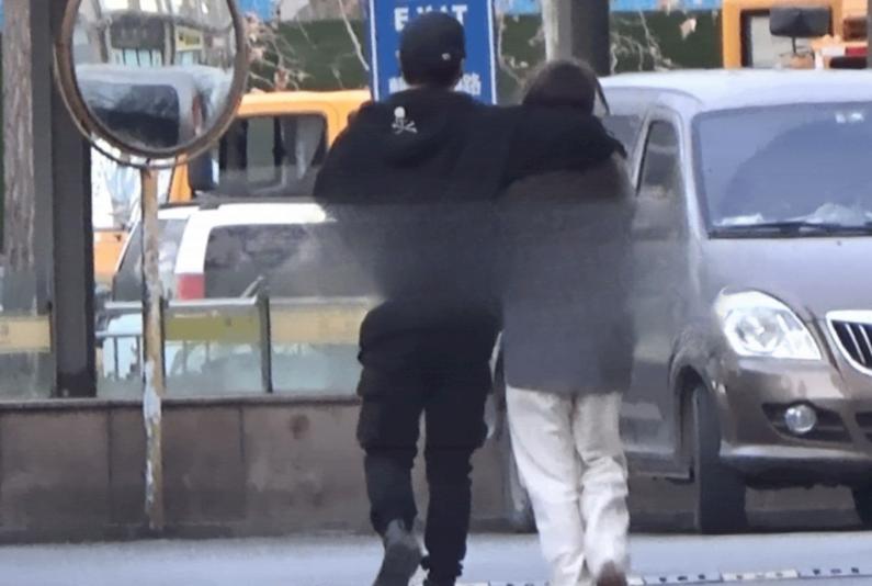Chen Sicheng and his little girlfriend Ruan Ju go shopping, the age ...