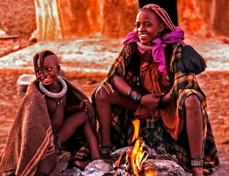 African primitive tribe, babies bathe in muddy water when they are born ...