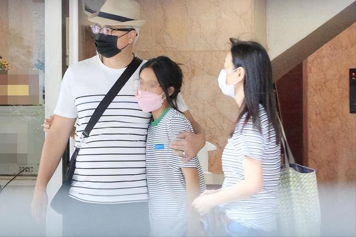 Zhang Ting and his wife immigrated to Singapore, and their daughter ...