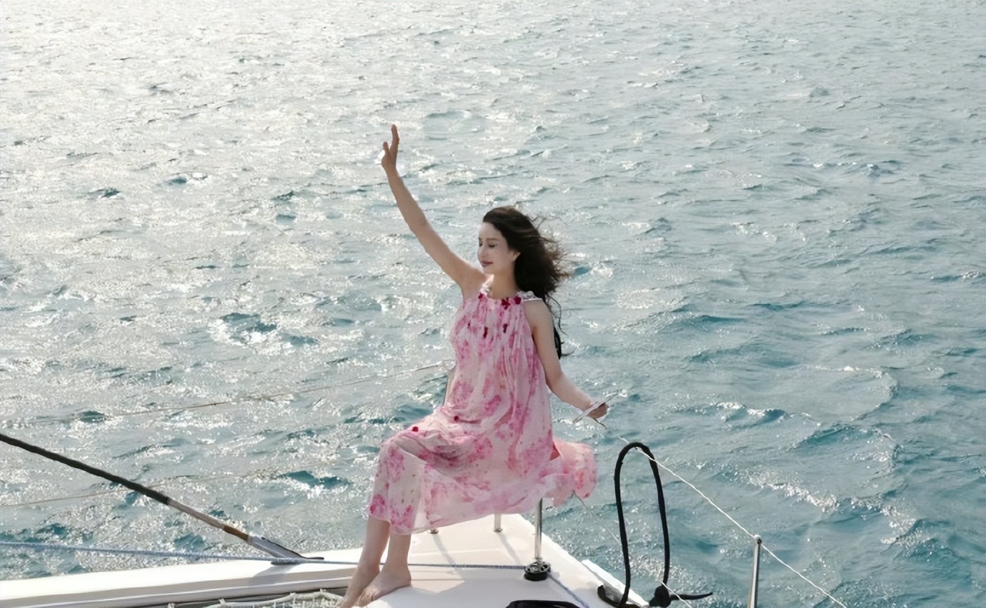 Liu Yifei's classmate Fan Yujun shared photos of going out to sea, and ...