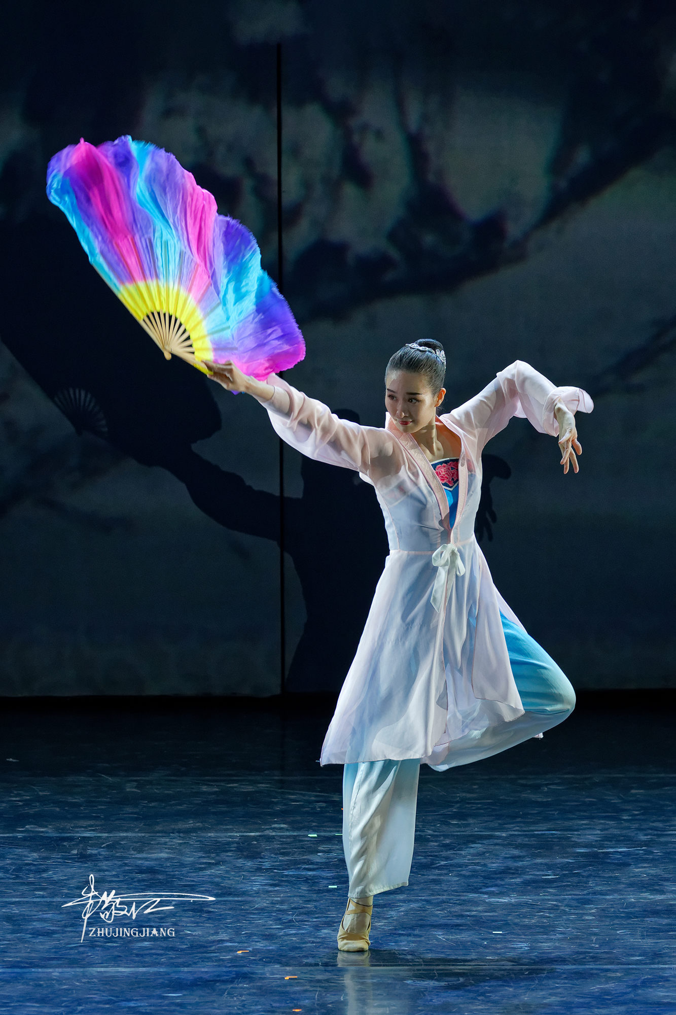 "Fan Dance Danqing" by young dancer Wang Yabin - iMedia