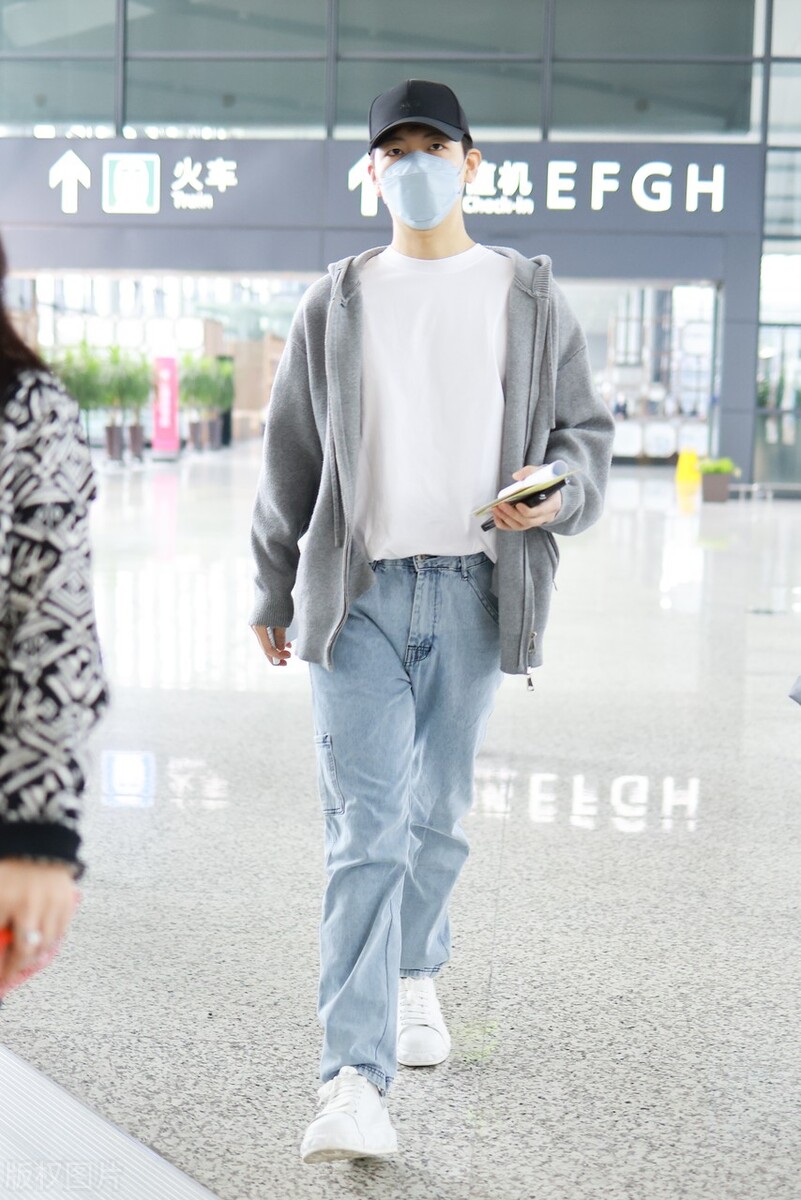Hu Xia appeared handsome and stylish in a gray coat with a white T at ...