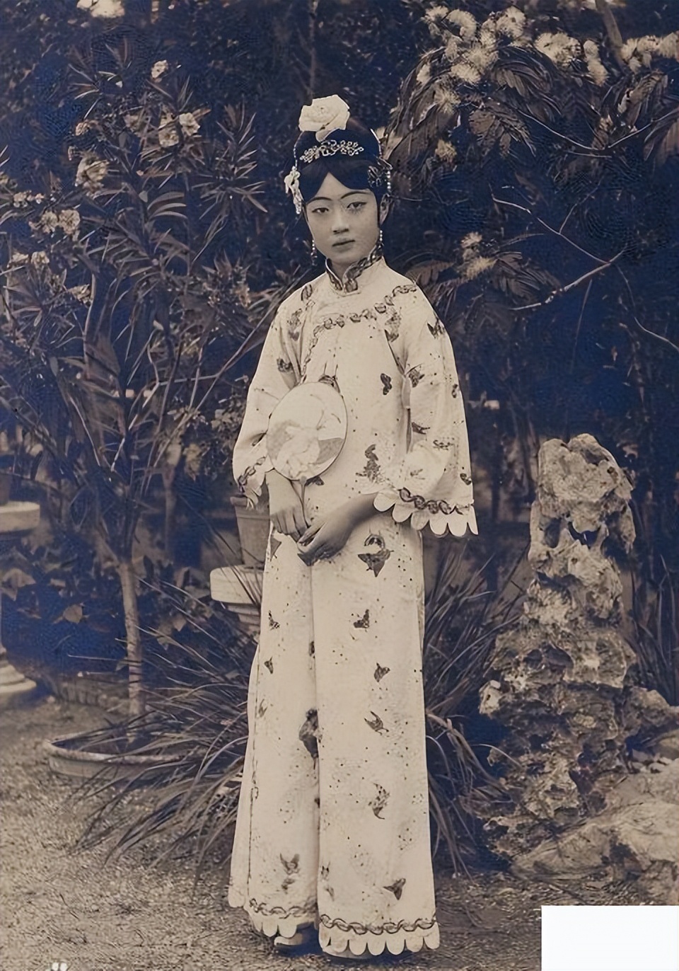 In the real life of ancient concubines, the eunuchs would take ...