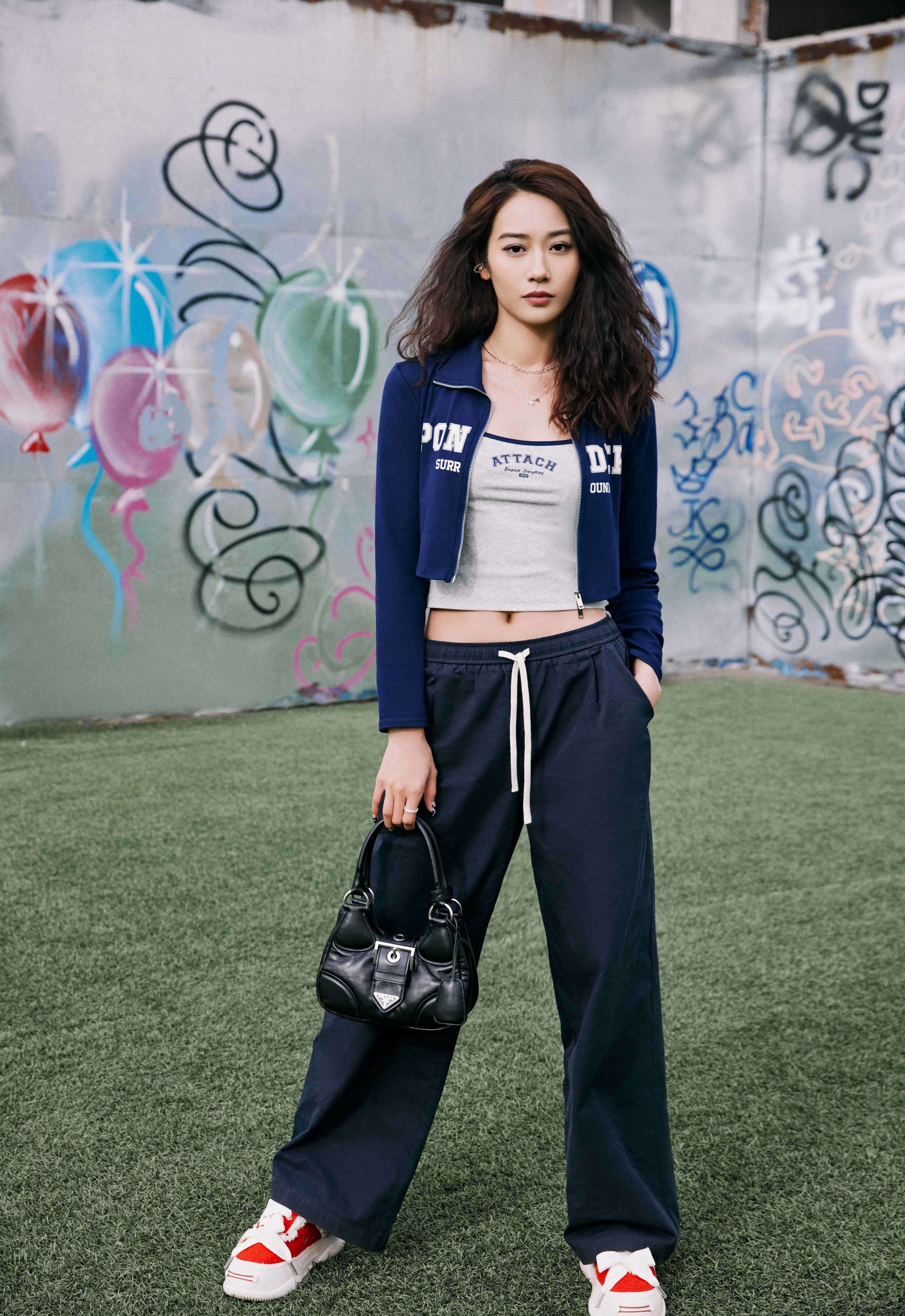 Fan Shuaiqi's cool street photo with big waves - iMedia