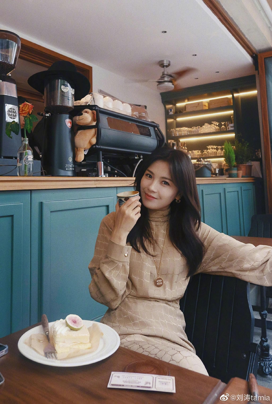Liu Tao posted beautiful travel photos, the suits and trousers are ...