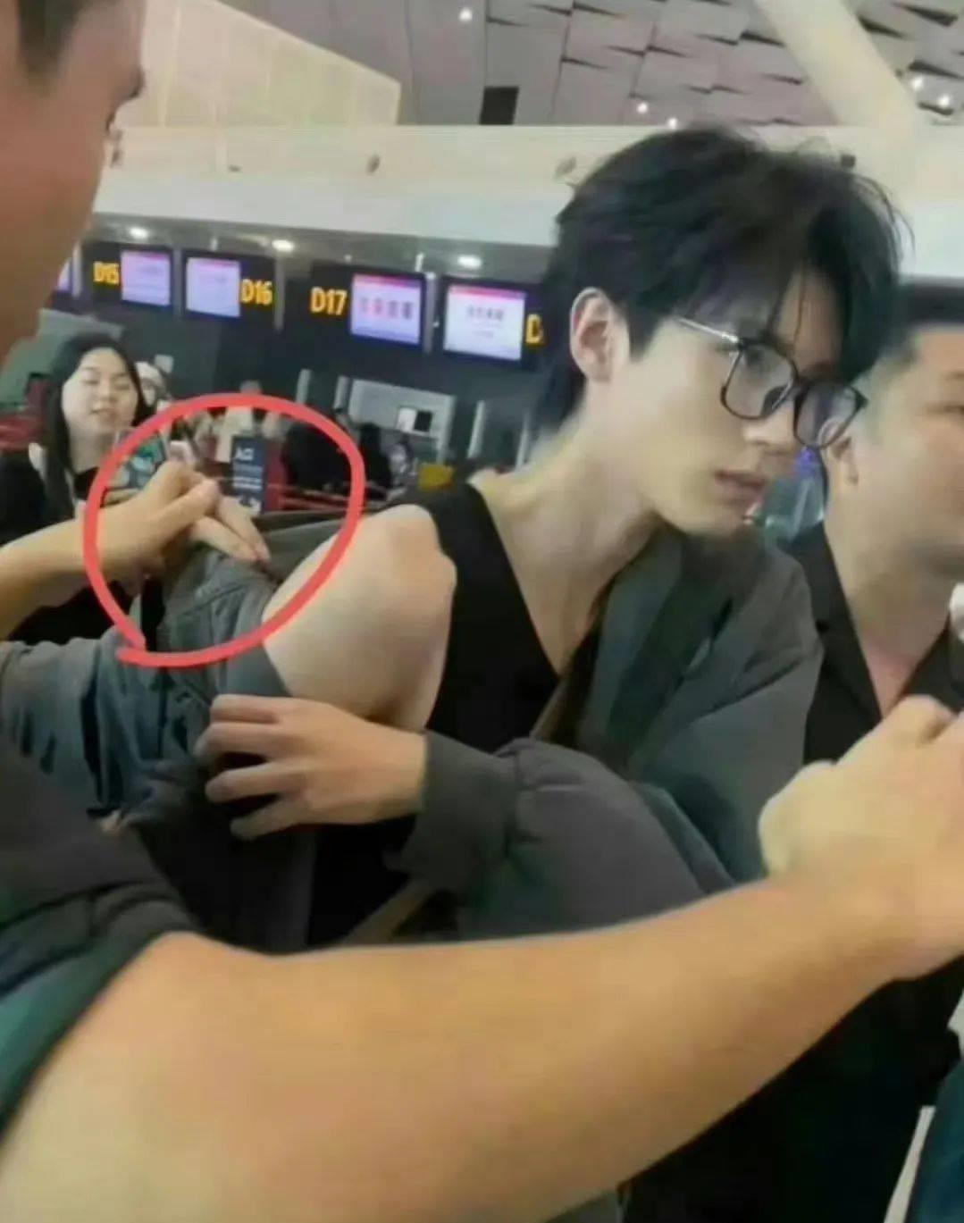 It was revealed that a well-known male star had his coat taken off at the airport, and the ...