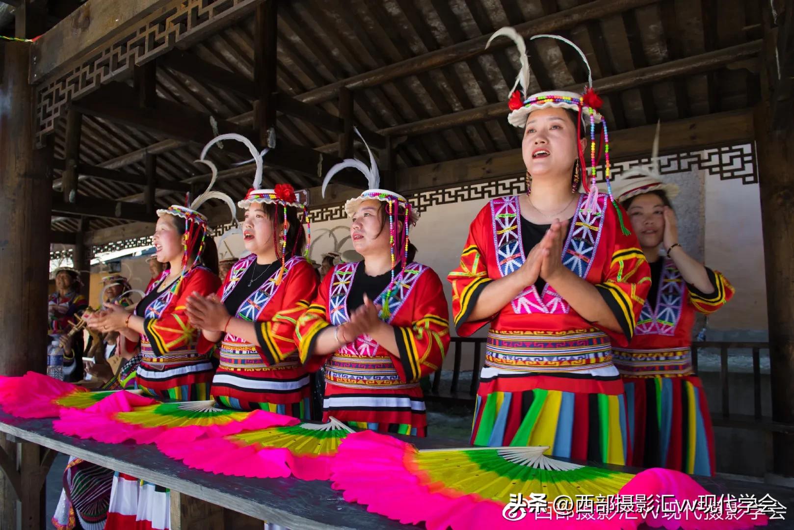Baima Tibetan National Costumes - iNEWS