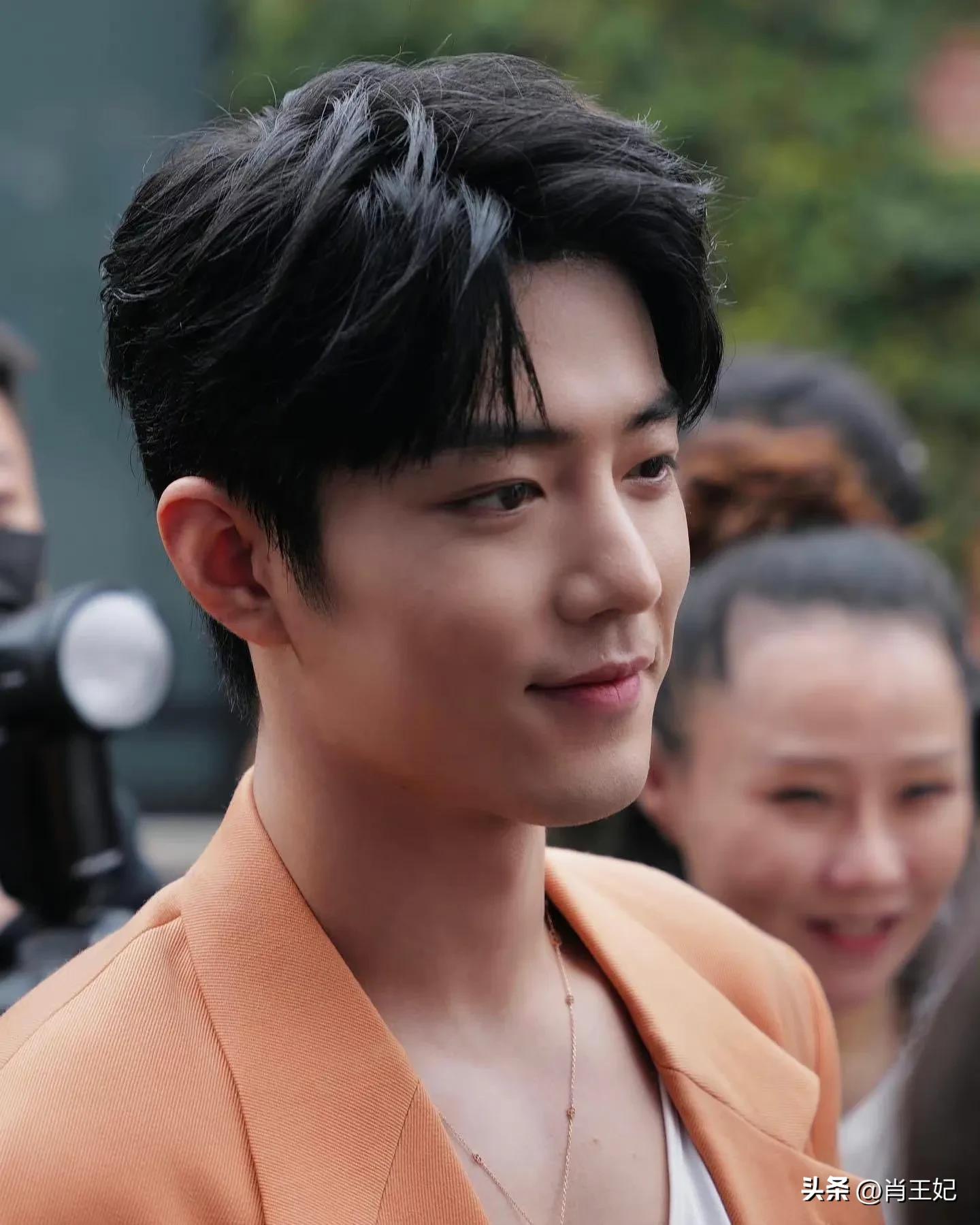 The pores are clearly visible, the grainy muscles are moving towards ...