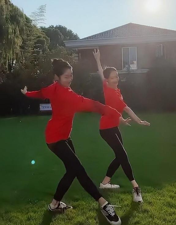 Sisters show their superior curves, Miao Miao dances with her own ...