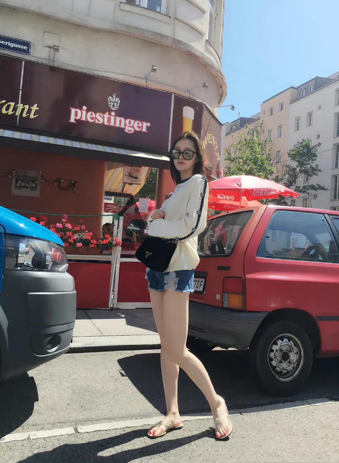 Song Yi's long legs in flip-flops - iNEWS