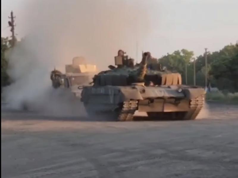 Russian T-80BVM main battle tank: British "Husky" armored vehicle - iMedia