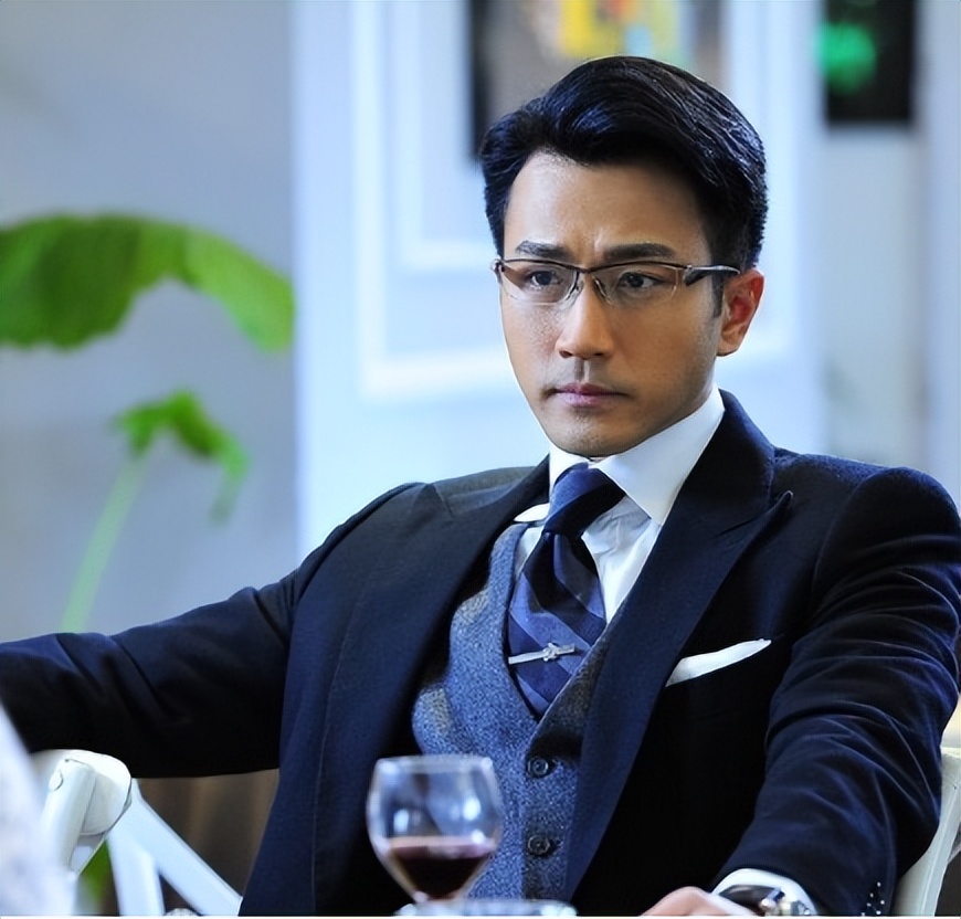 Hawick Lau traveled with his 9-year-old daughter, and his appearance ...