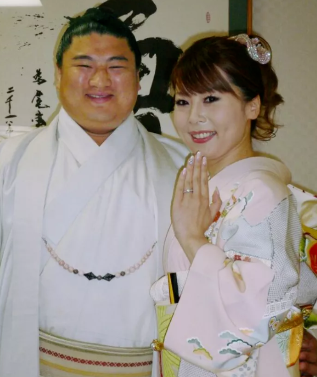 Japan's 300-pound sumo wrestler: domestic violence by his wife of more ...
