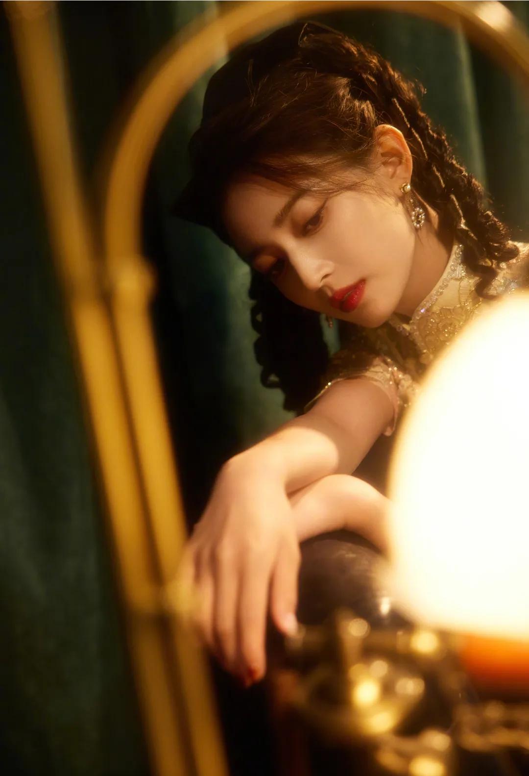 Under the dim light, Chen Yuqi wore a slim cheongsam, her fortitude and ...