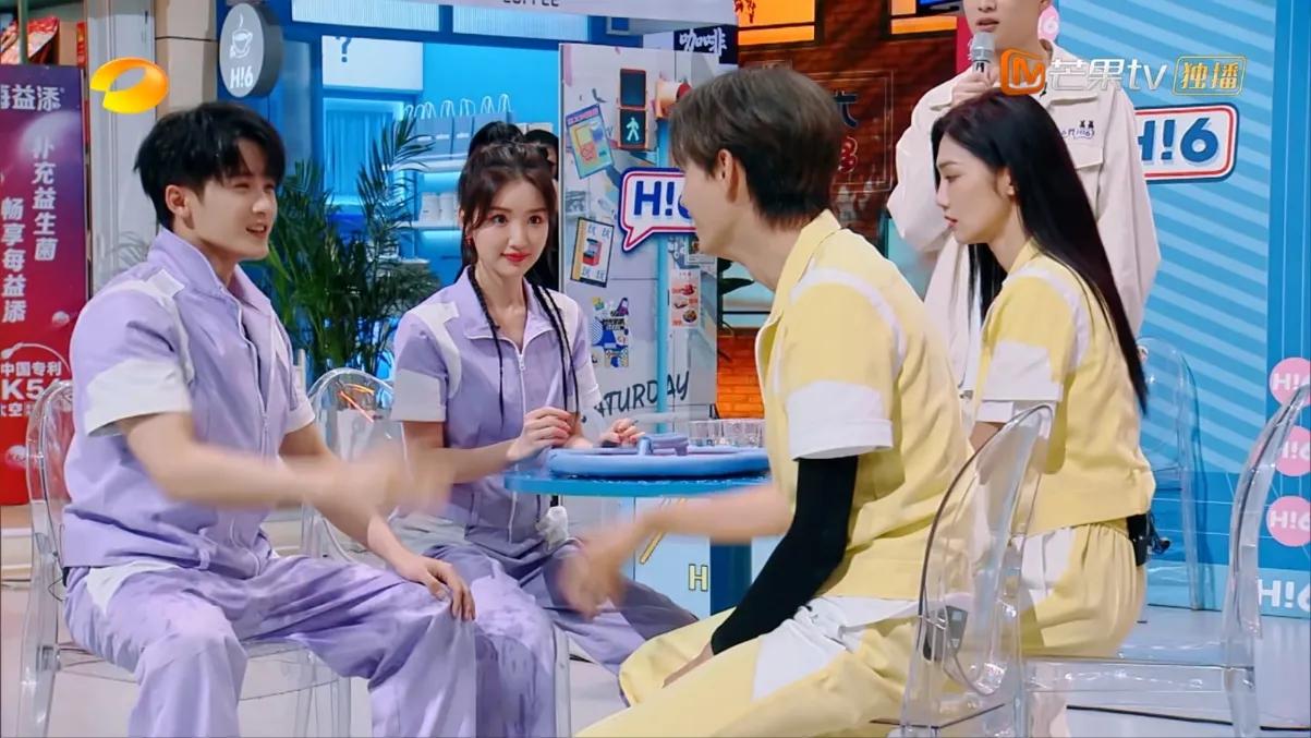 The quicker Mao Xiaotong is in the water-splashing game, the more he can set off Meng Ziyi and ...