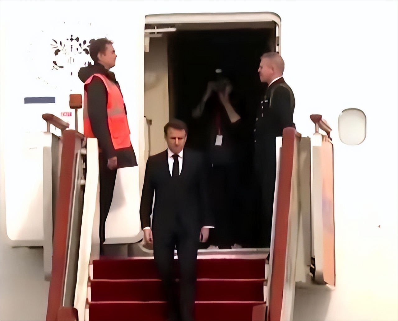 The girl in red who presented flowers to Macron became popular, and the ...