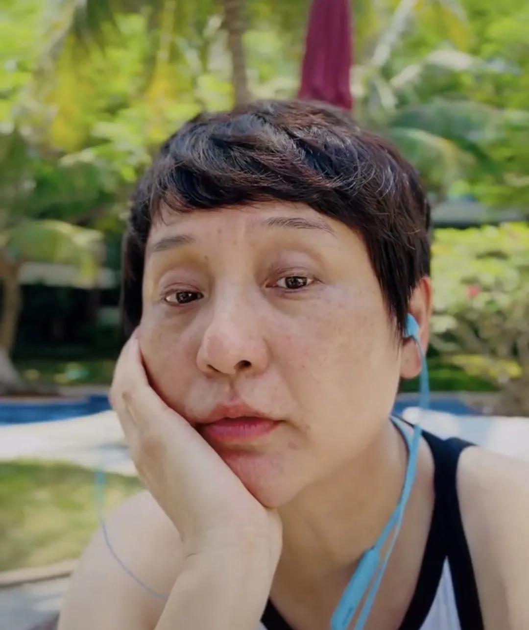 The well-known actor boldly exposed his bare face, freckles and loose ...