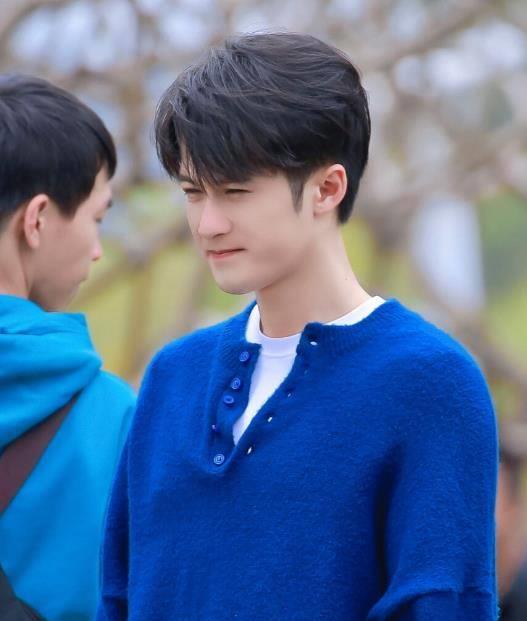 He once acted as a voice actor for Tan Jianci. He is a 186cm tall ...