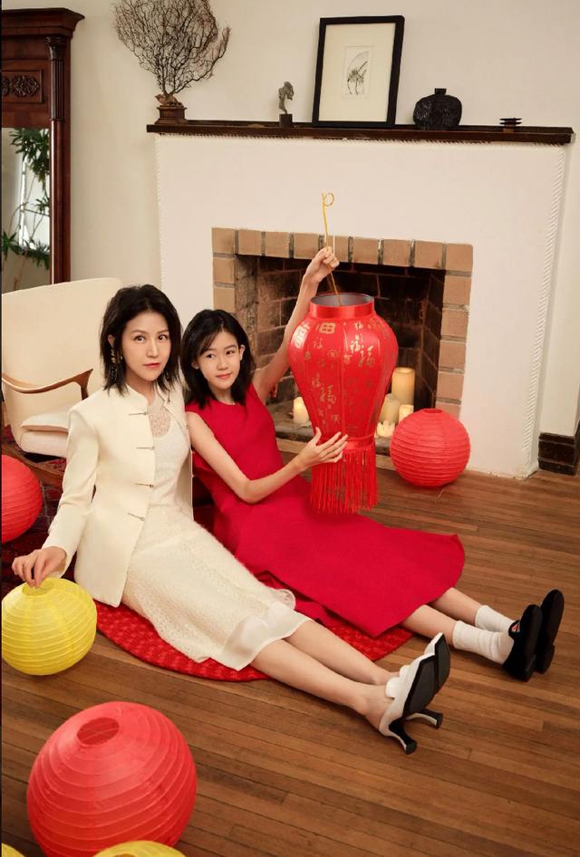 Lu Yi's family of four took a family portrait in Shanghai, which is ...